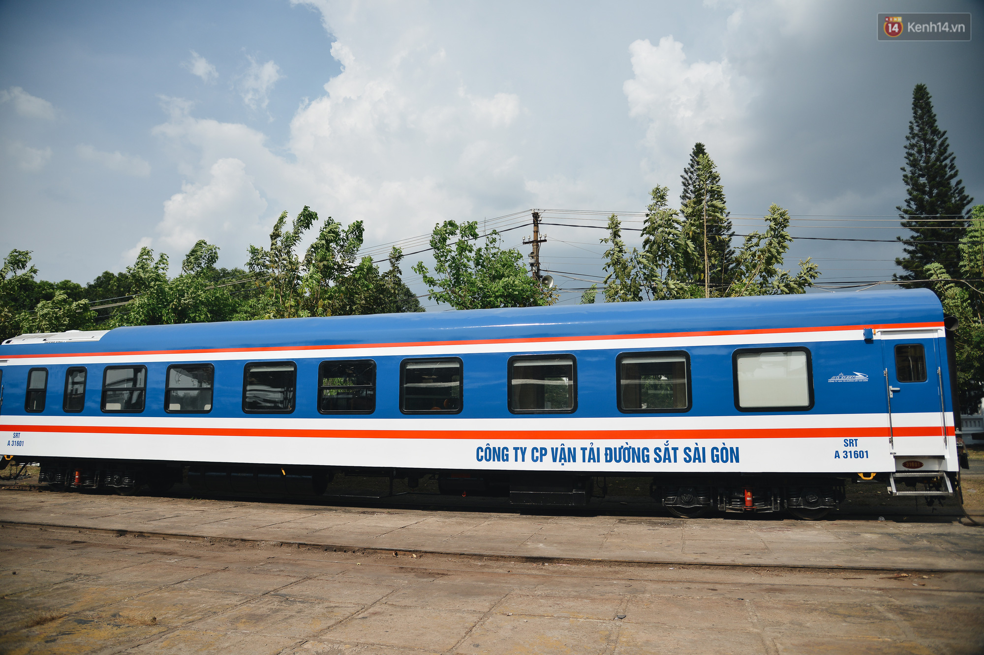 Cận cảnh hình ảnh thực tế của toa tàu lửa có quầy bar và ghế massage ...