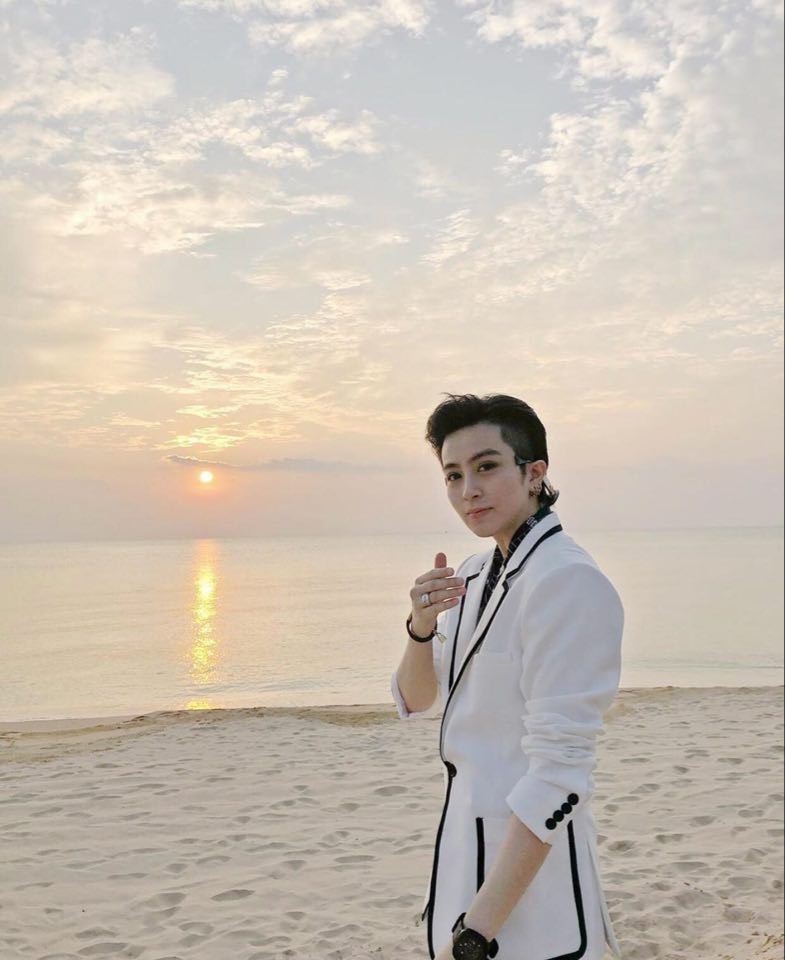 Gil Lê đi nghỉ mát cùng gia đình và tiếp tục để lộ chi tiết quen quen ...