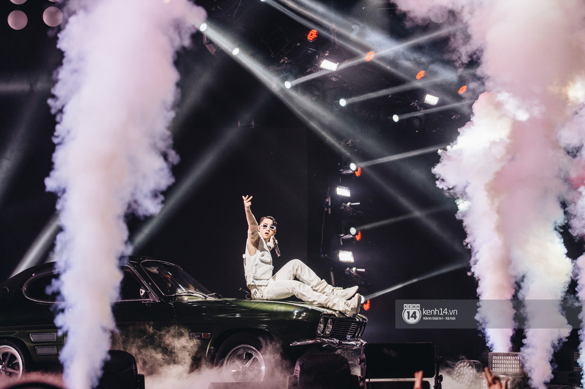 SKY TOUR: Mãn nhãn vì loạt stage máu lửa nhưng có thực làm hài lòng ...