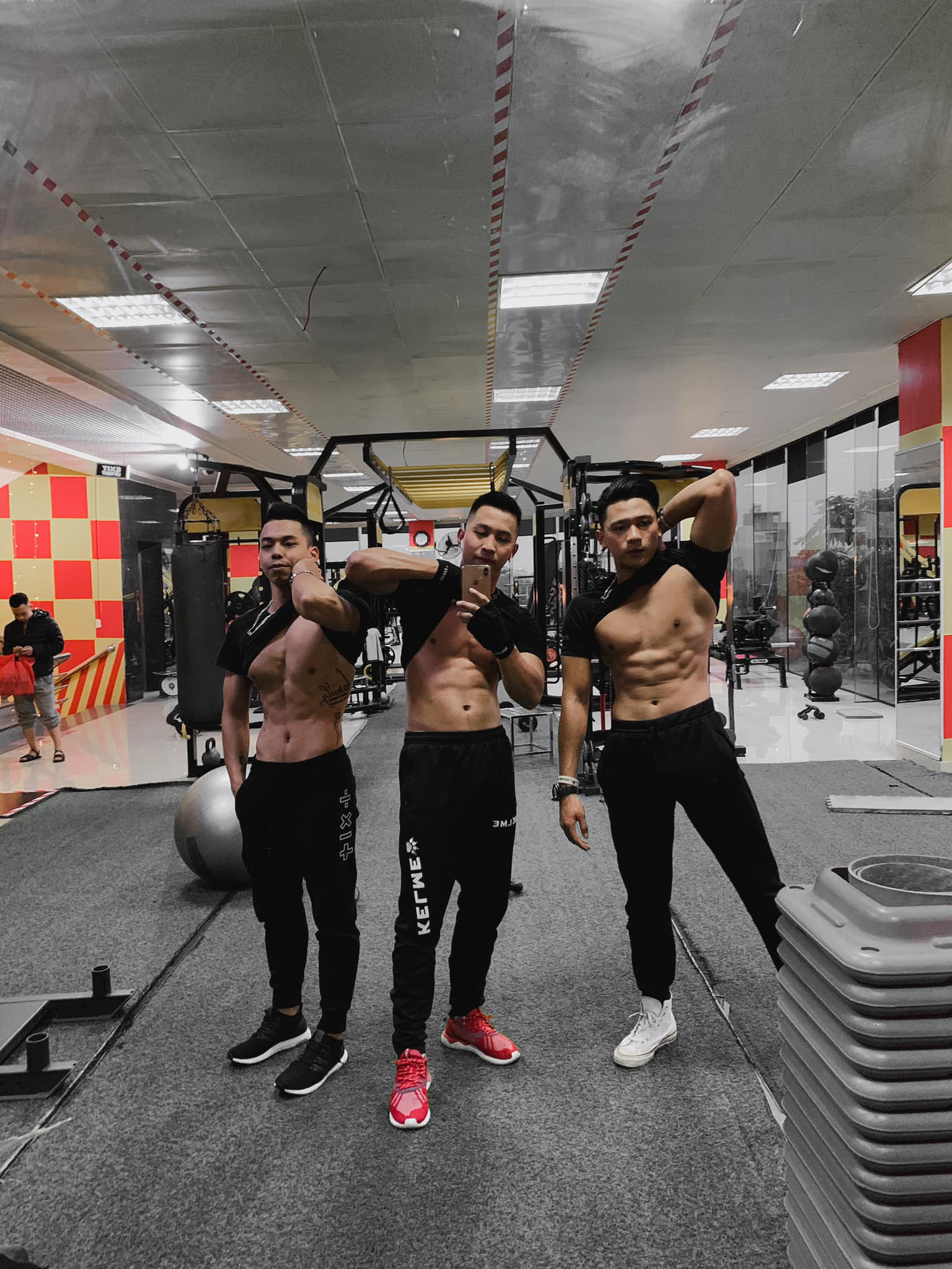 Nam sinh điển trai 8 múi gây mất máu, đã thế còn có 1 loạt thành tích ...