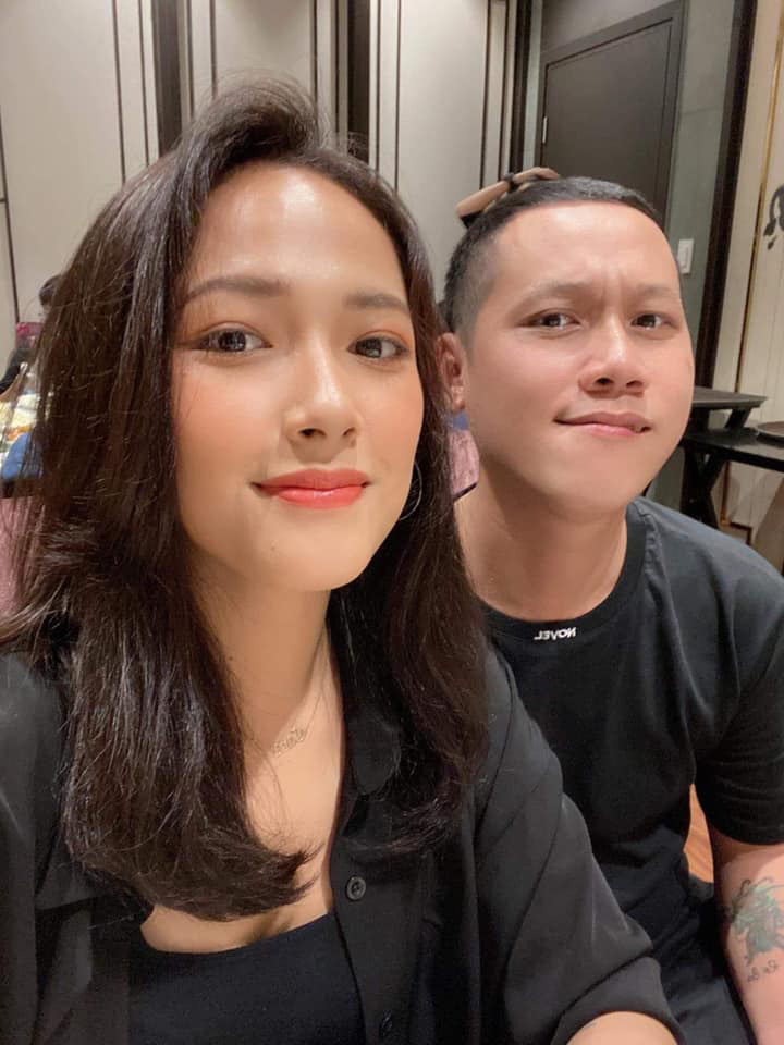 NoWay cười tươi khi selfie cùng Cara, nhưng "đổi sắc" khi ngồi cạnh ...