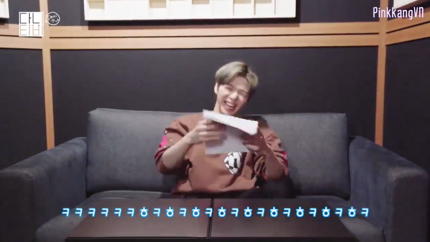 CEO Kang Daniel cười tít cả mắt dù bị nhân viên công ty phũ: "Đến giờ ...