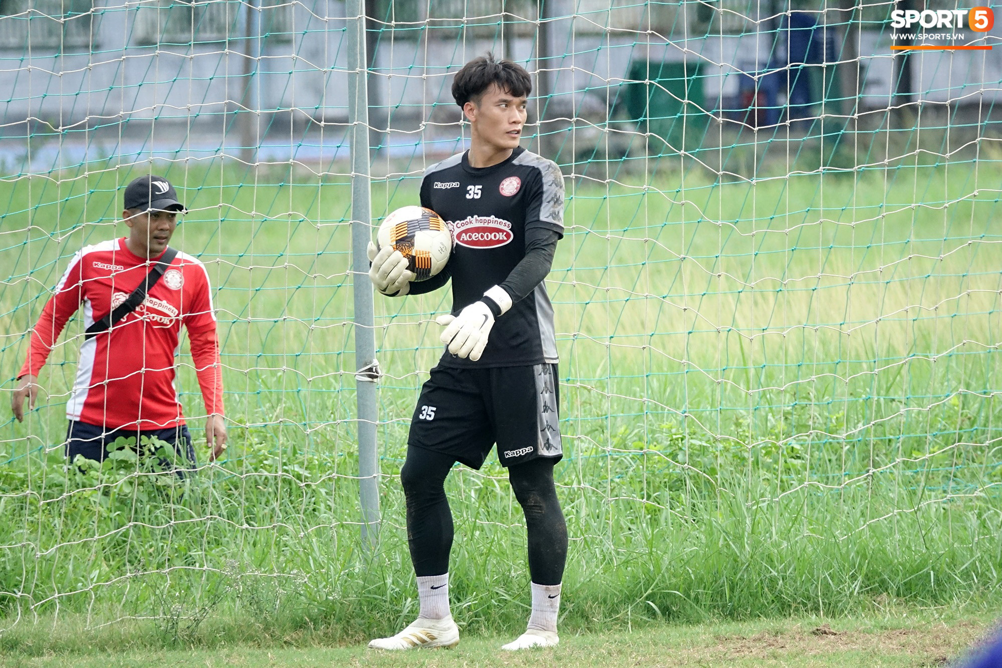 Thủ môn Bùi Tiến Dũng được Công Phượng, Phi Sơn hỗ trợ tập "taca-dada ...