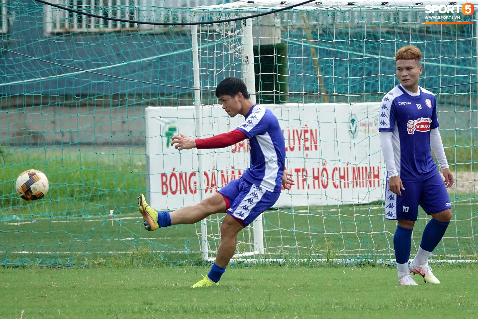 Thủ môn Bùi Tiến Dũng được Công Phượng, Phi Sơn hỗ trợ tập "taca-dada ...