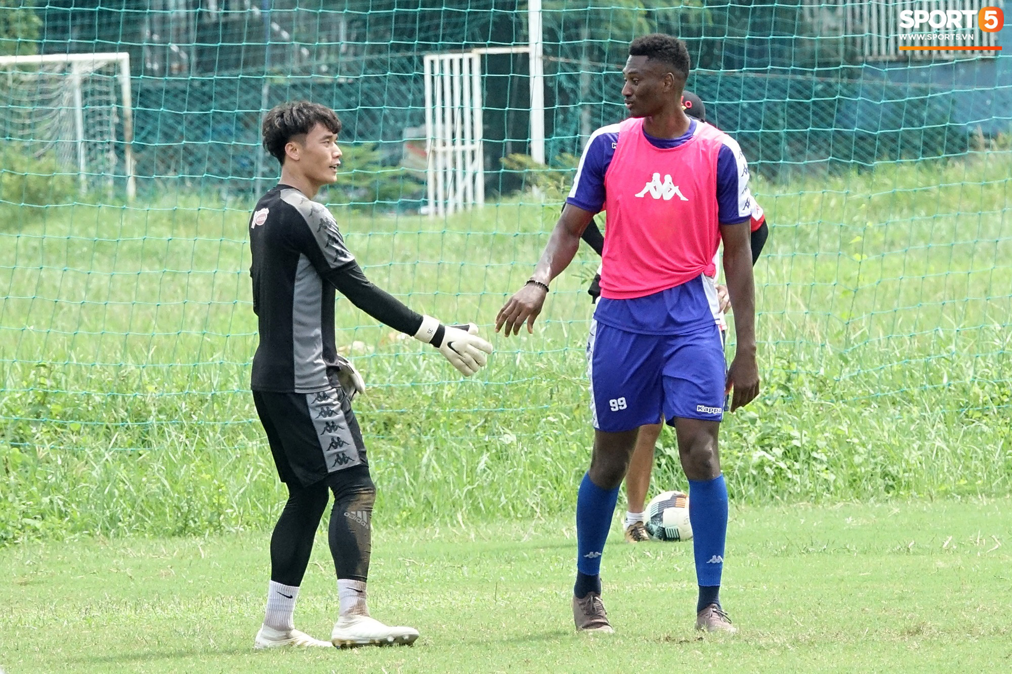 Thủ môn Bùi Tiến Dũng được Công Phượng, Phi Sơn hỗ trợ tập "taca-dada ...