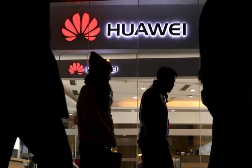 Hai bà vợ của ông trùm Huawei: Người là thiên kim hạ mình kết hôn với ...