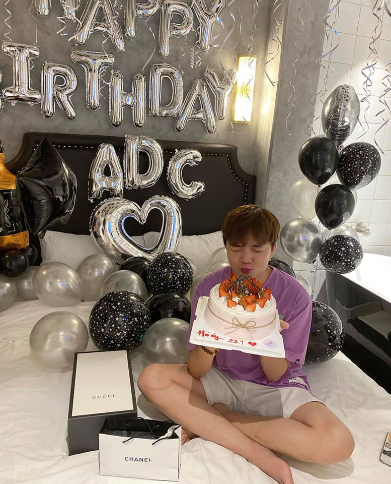 FL.ADC khiến fan trầm trồ khi khoe được người yêu tổ chức sinh nhật sớm ...