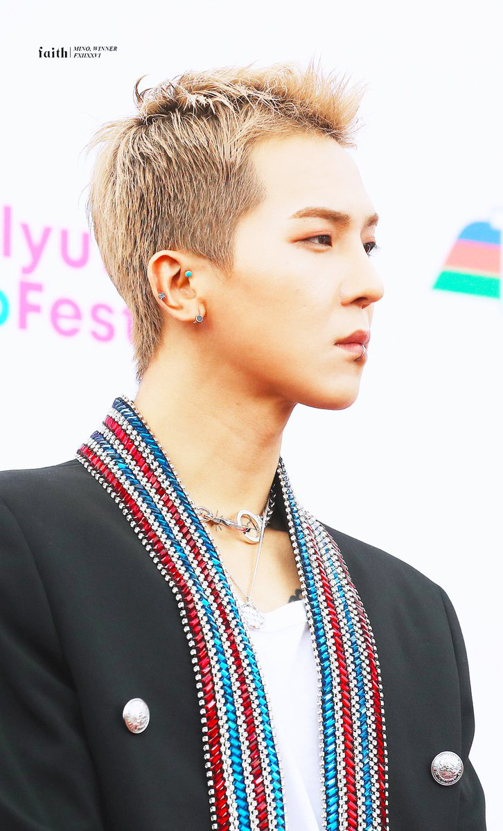 Fan của Mino (WINNER) bị "ném đá" khi thuê xe tải biểu tình trước YG