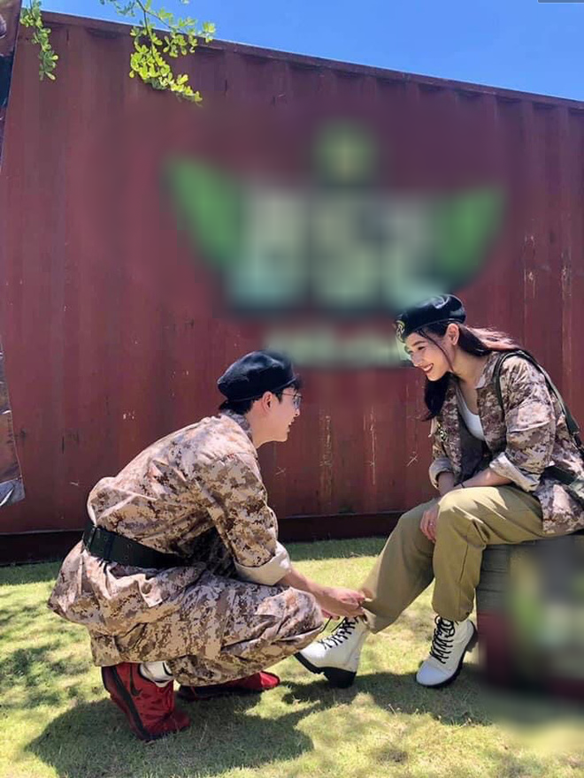 Ngắm nghía cặp Cara - NoWay tình tứ theo phong cách Hậu Duệ Mặt Trời