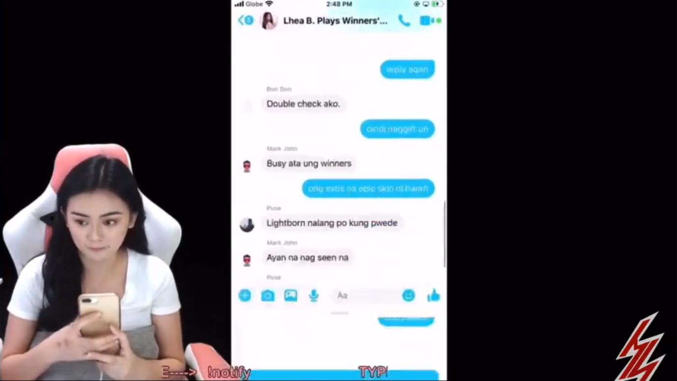 Mải nhắn tin, nữ streamer xinh đẹp để lộ ảnh nóng ngay trên sóng livestream