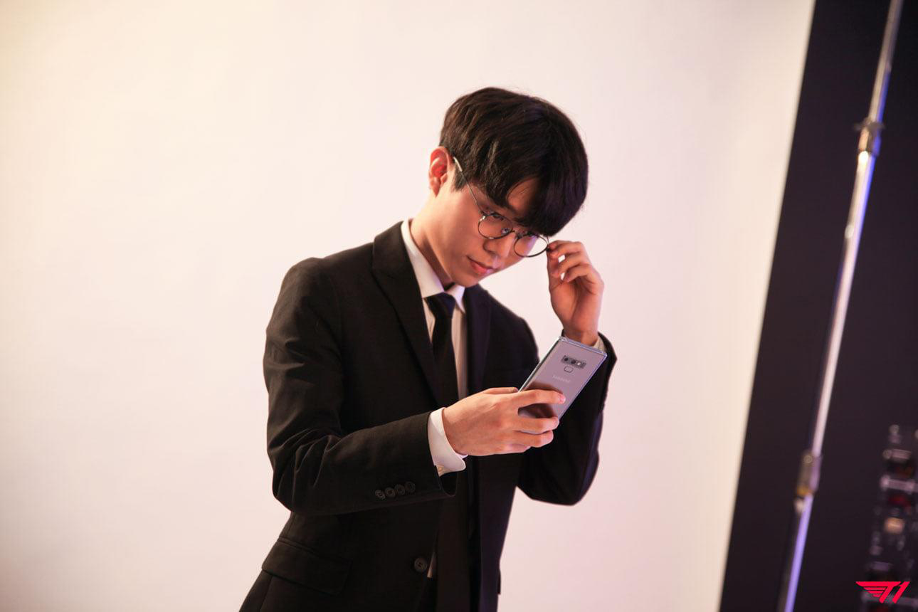 Hạ chuột với bàn phím xuống, Faker và đồng đội khoác lên mình bộ vest ...