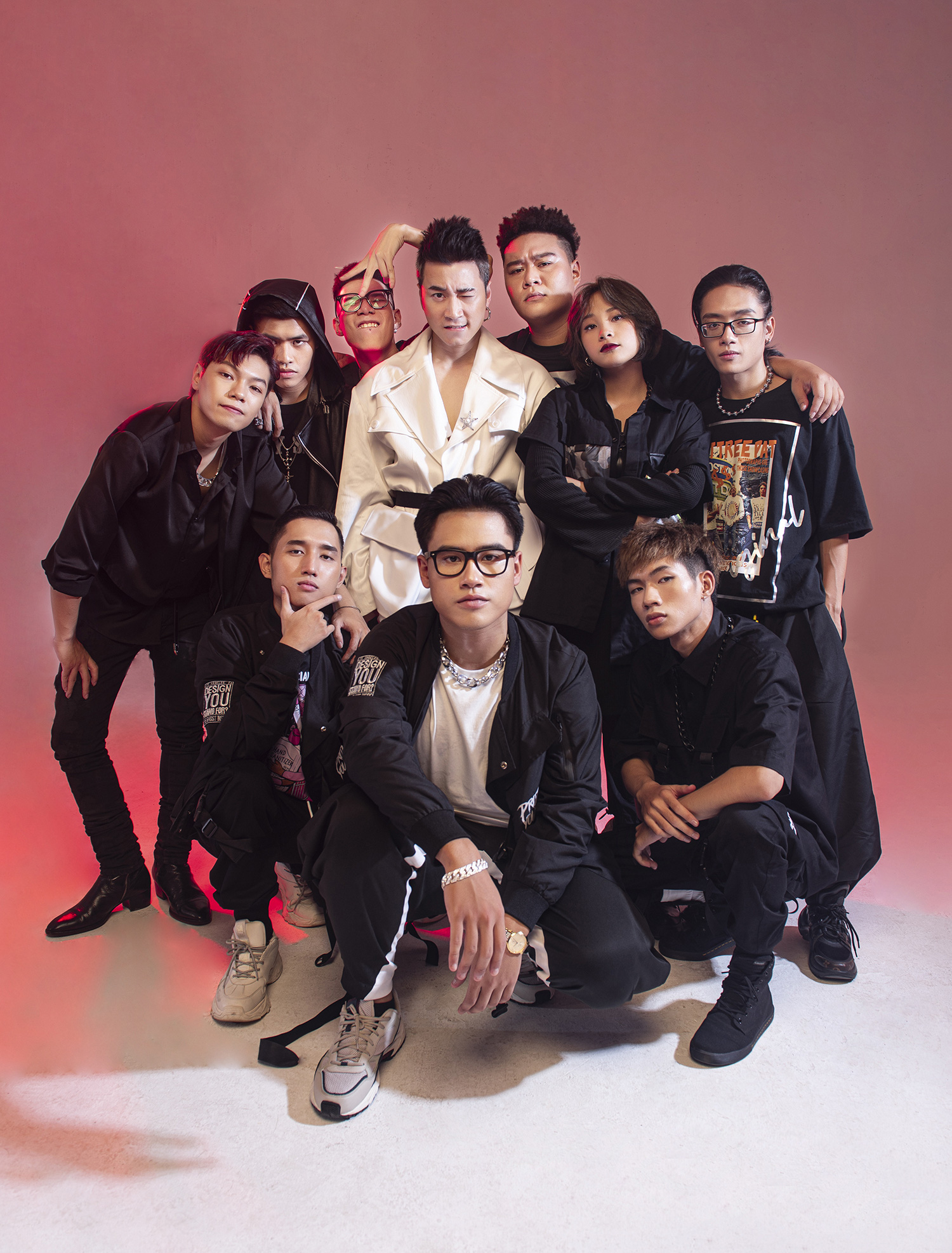Full bộ hình ấn tượng của team Karik, có hẳn đồng phục chất chơi ...