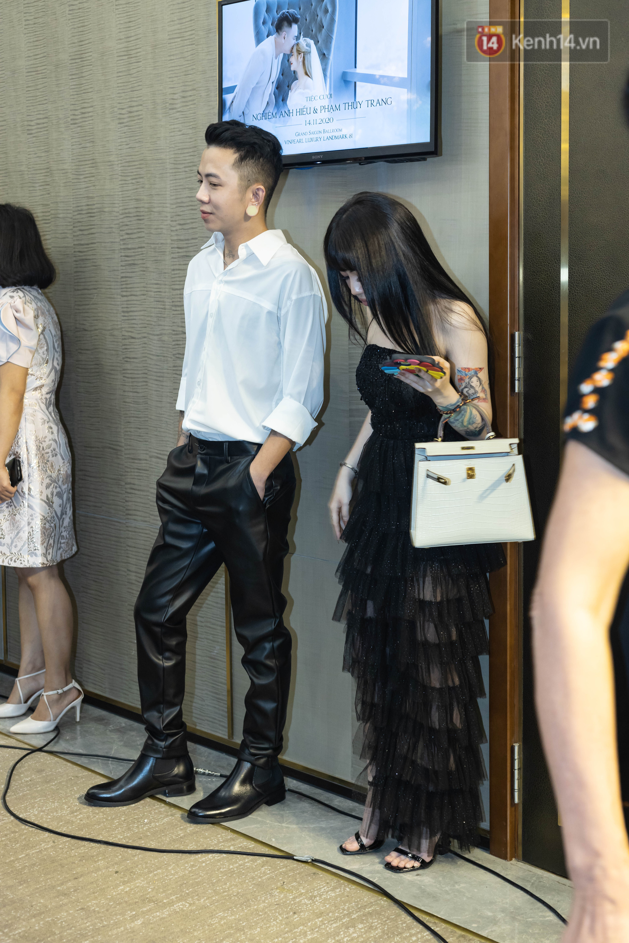 Chạm mặt tại tiệc cưới Xemesis: Rambo tay trong tay cùng hotgirl Trân ...