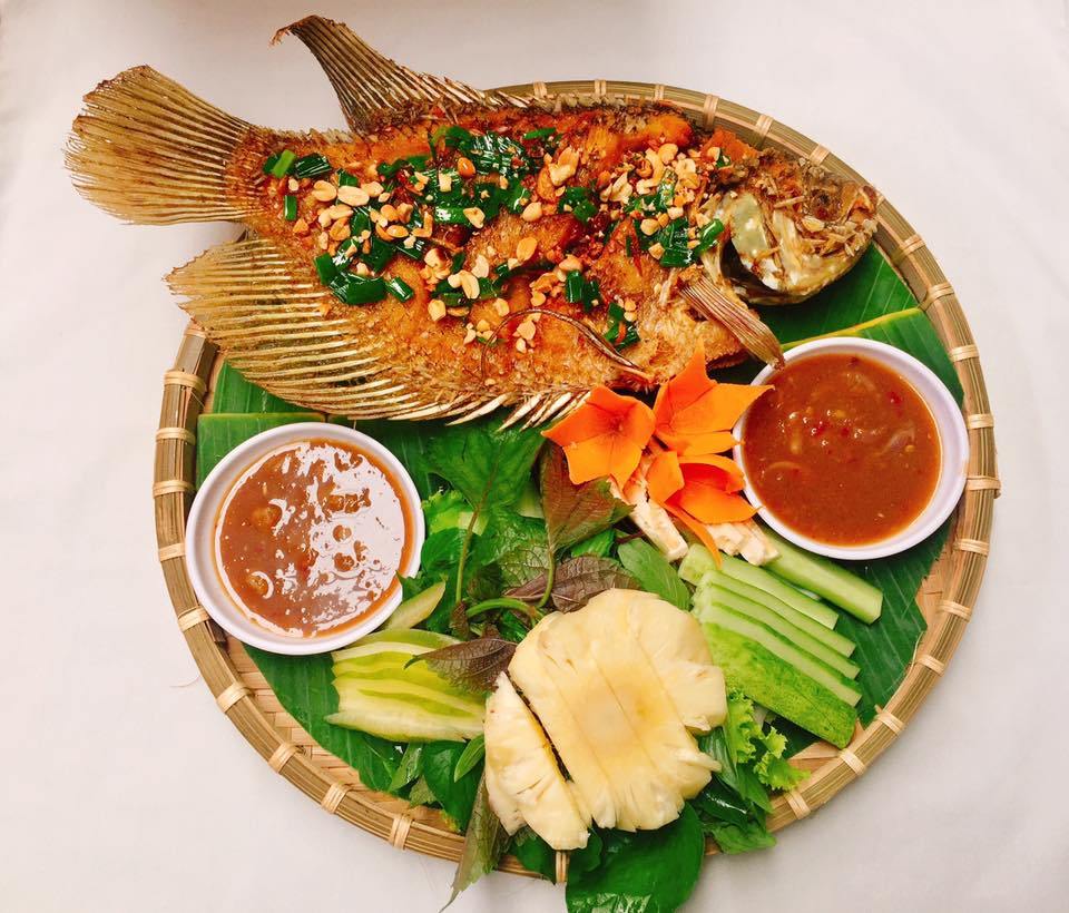 Cảnh chiên cá còn nguyên vảy khiến người xem “nổi hết gai ốc” vì sợ ...