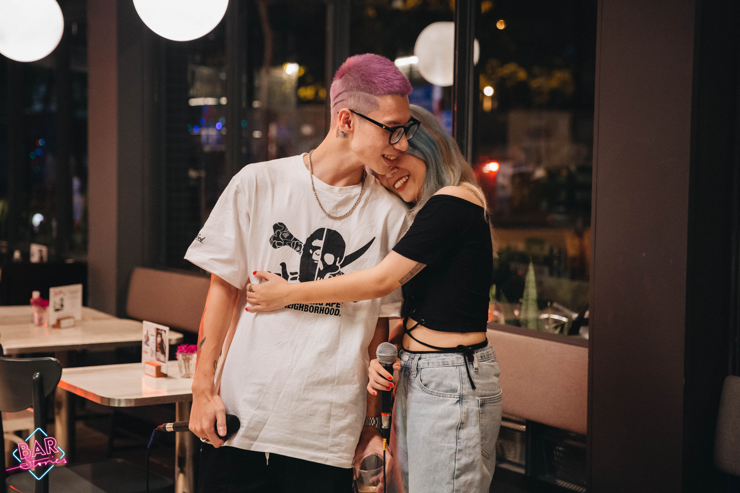 Nhìn Tlinh - MCK ôm hôn tình tứ, Châu Bùi có biểu cảm đáng chú ý!