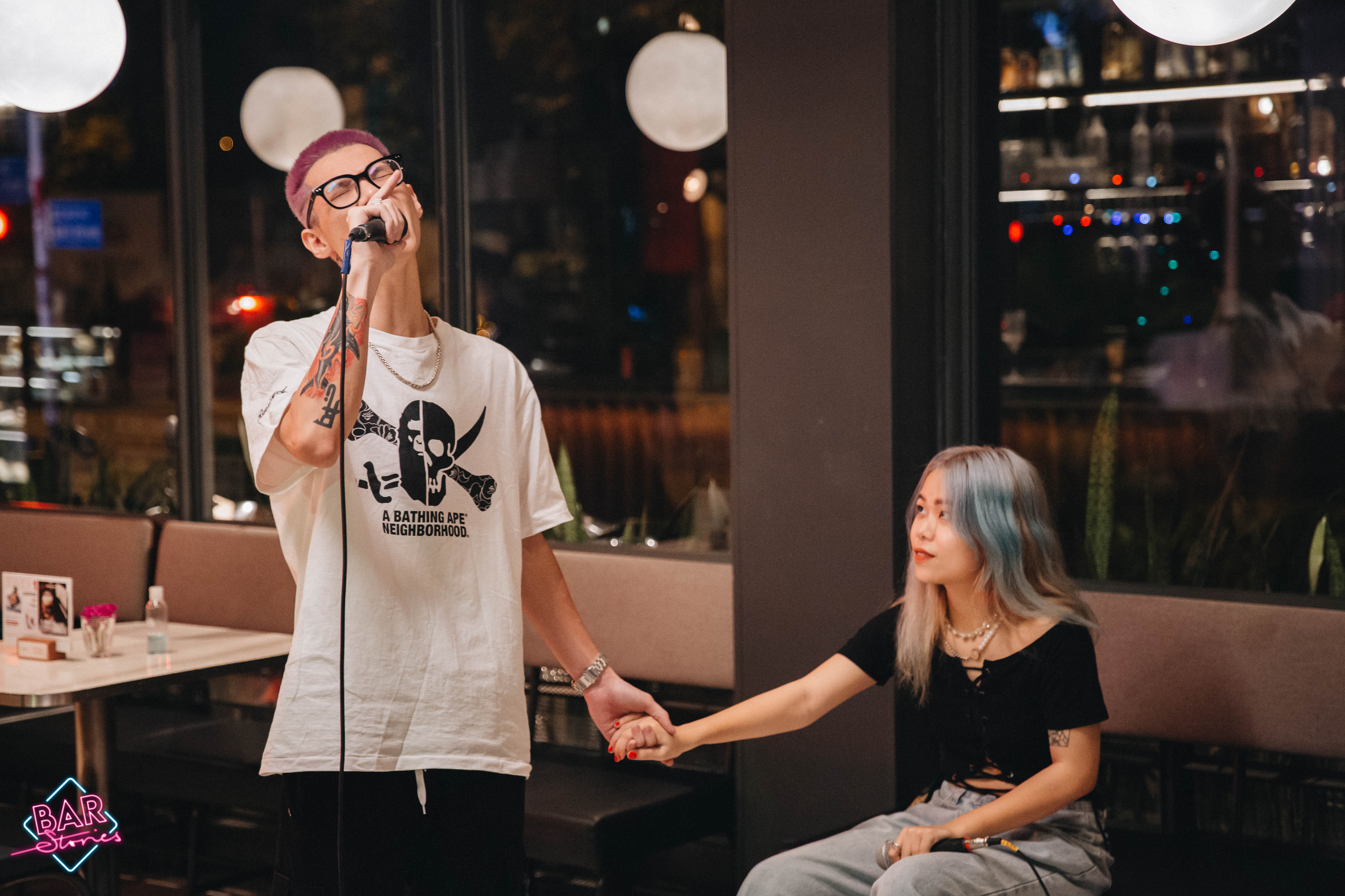Nhìn Tlinh - MCK ôm hôn tình tứ, Châu Bùi có biểu cảm đáng chú ý!