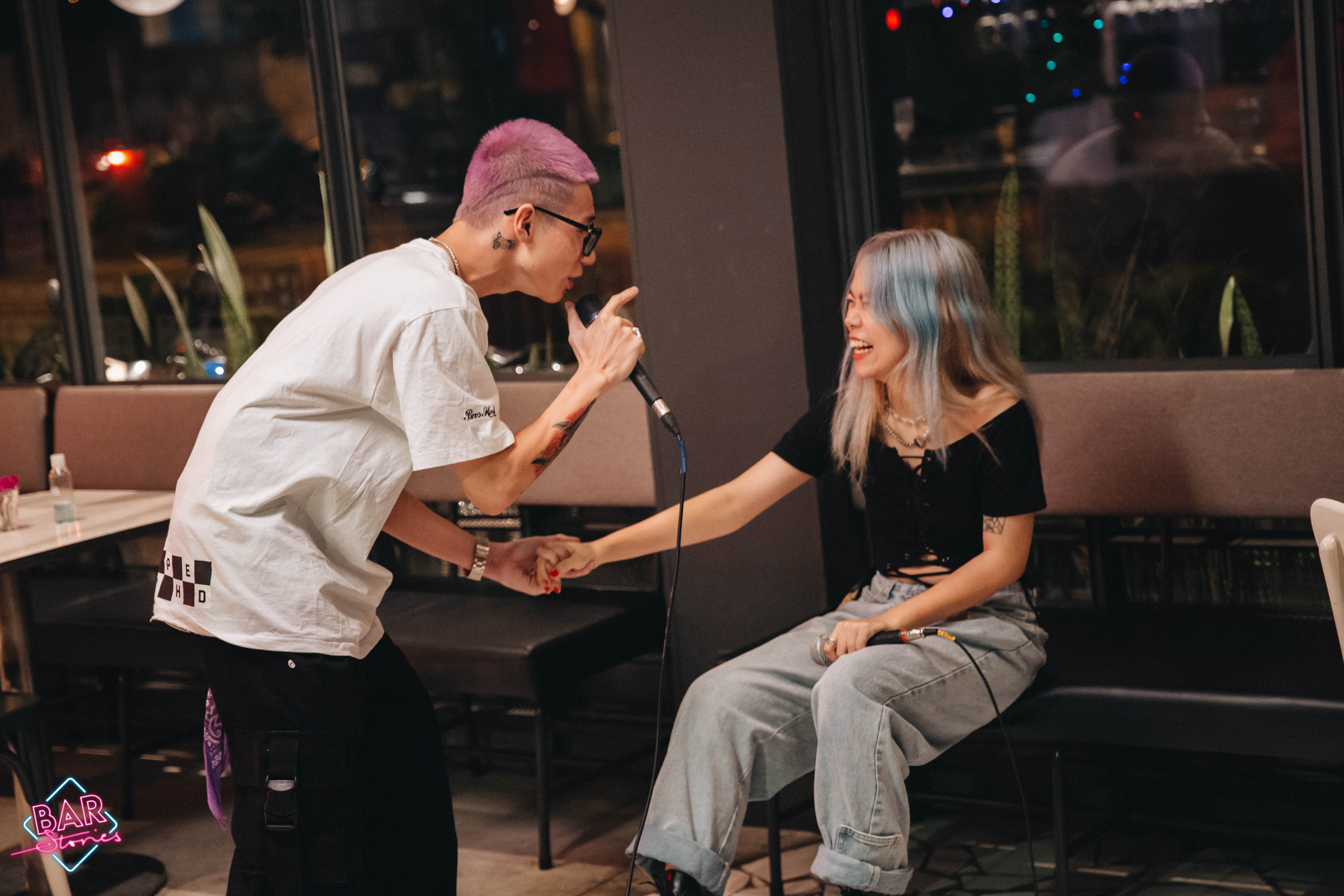 Nhìn Tlinh - MCK ôm hôn tình tứ, Châu Bùi có biểu cảm đáng chú ý!