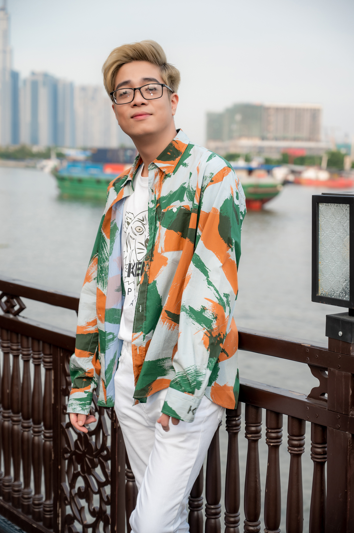 Bùi Anh Tuấn ngẫu hứng hát Acoustic trên du thuyền trong buổi ra mắt ...