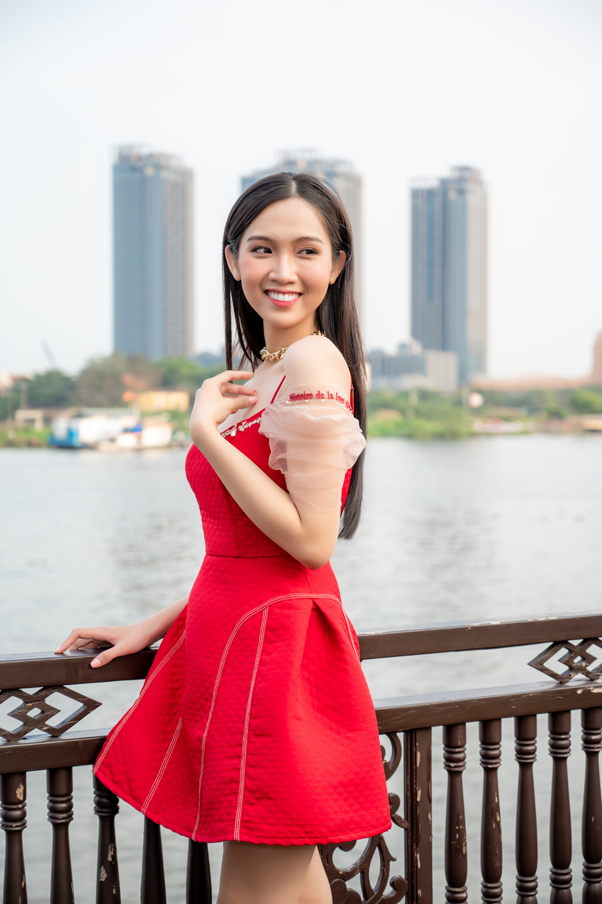 Bùi Anh Tuấn ngẫu hứng hát Acoustic trên du thuyền trong buổi ra mắt ...