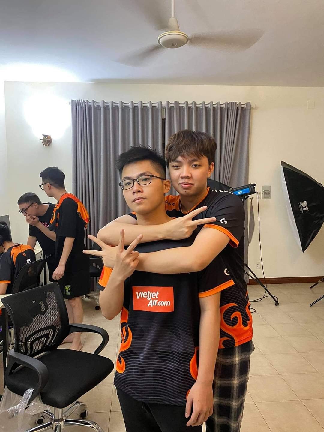 Sốc: ADC bất ngờ đăng tải hình ảnh Lai Bâng khoác áo Team Flash, chuyện ...