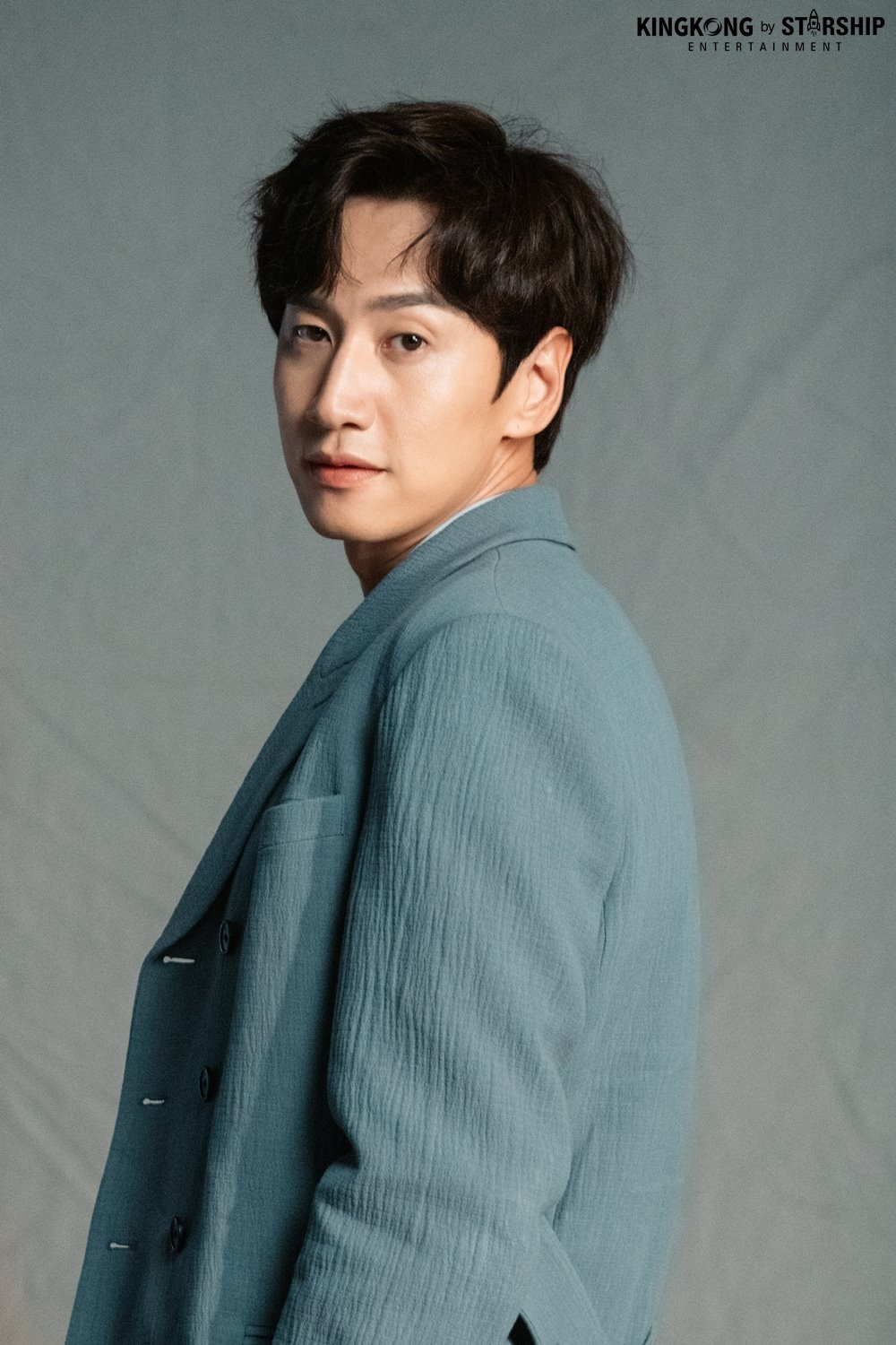 Lee Kwang Soo sắp vào vai anh hùng chính trực, dân tình chọc quê: "Anh ...