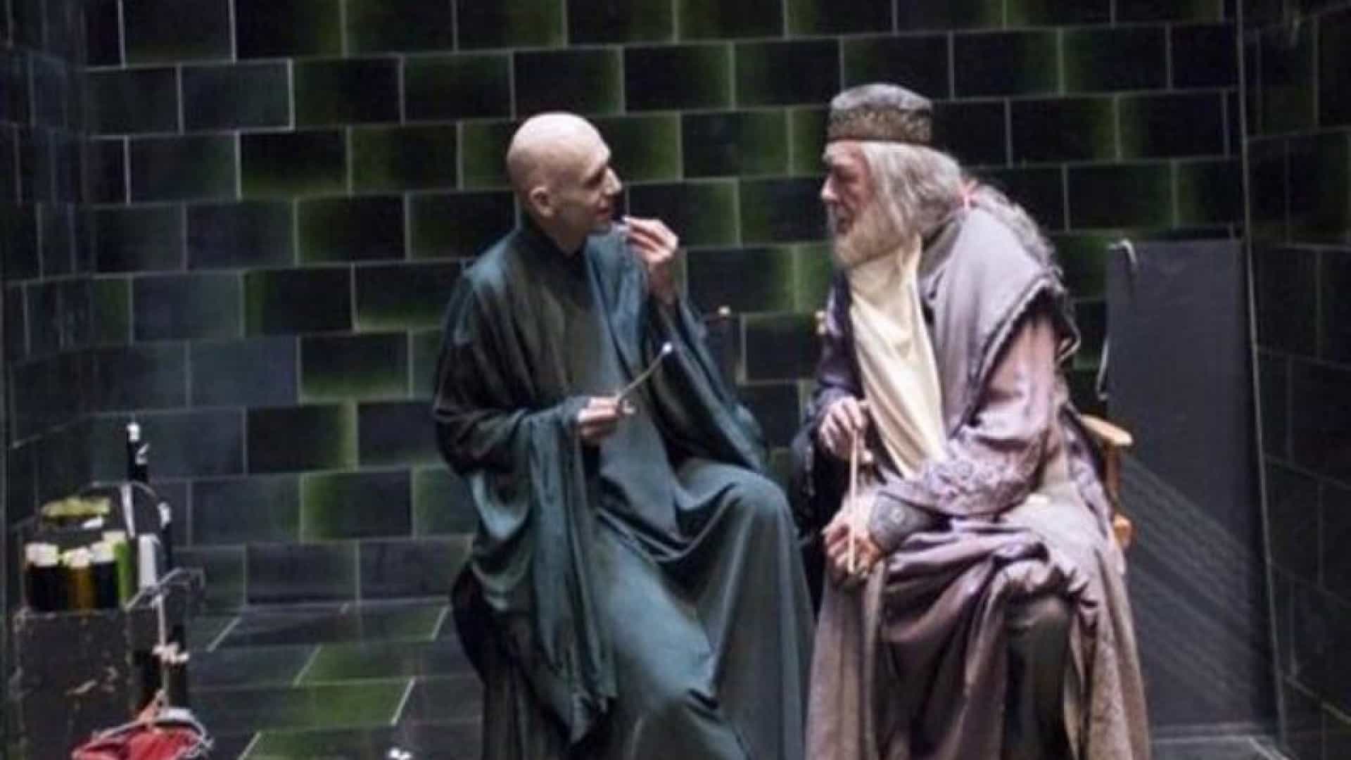 10 ảnh hậu trường Harry Potter cực hiếm, xem mà bồi hồi: Harry dám "dan ...