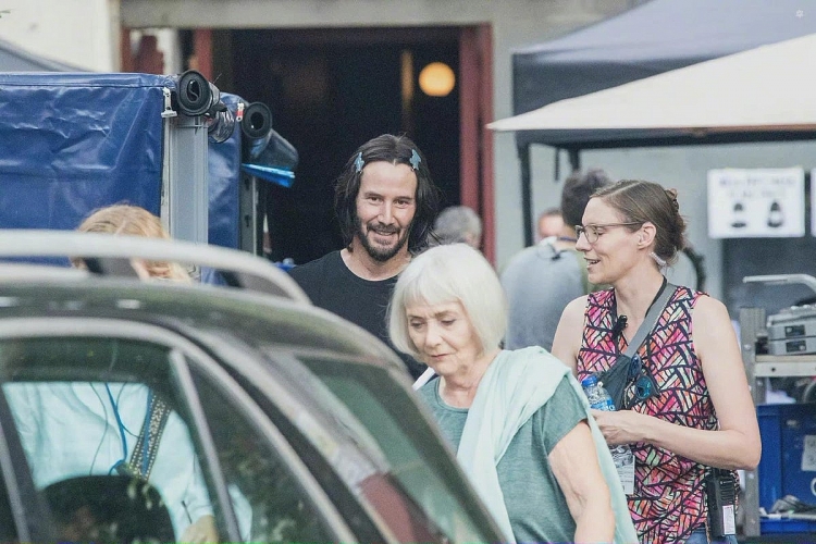 Mừng John Wick đóng máy, Keanu Reeves tặng anh em đóng thế hẳn đồng hồ ...