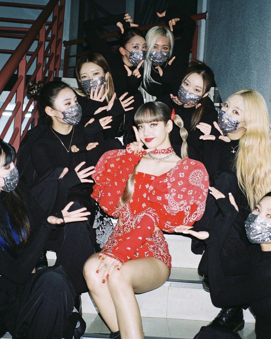 Soi quà Lisa và Rosé tặng cho dancer