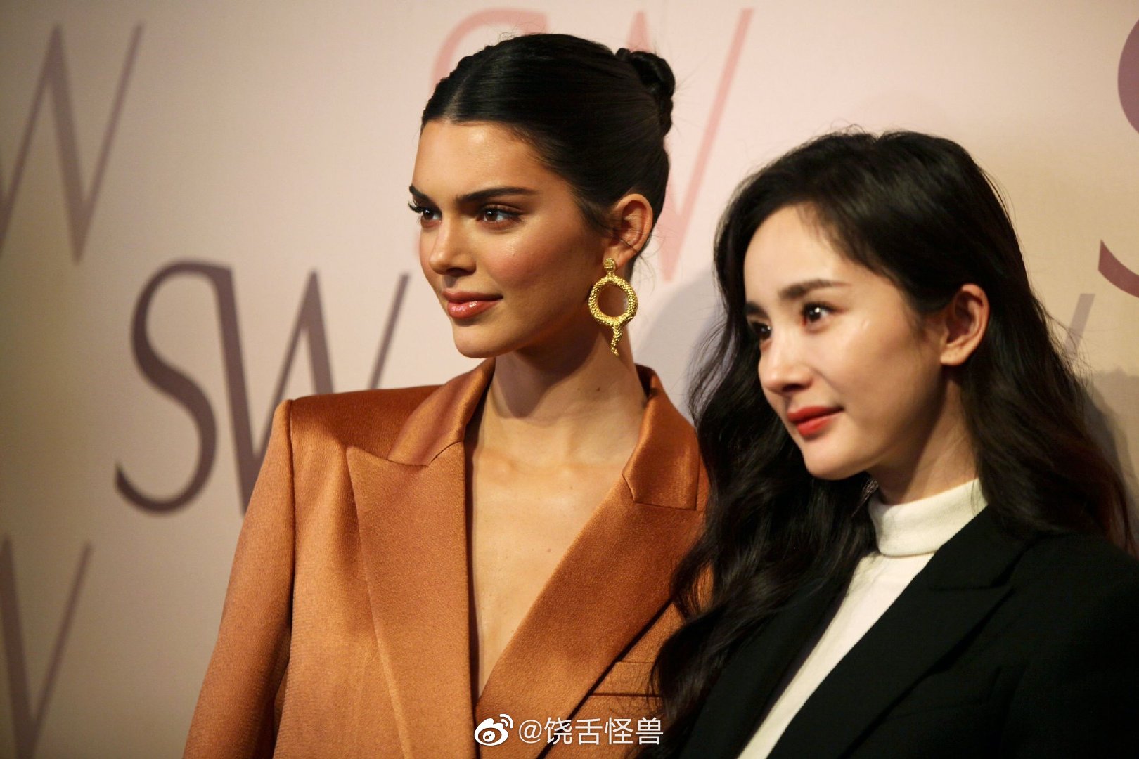 Chụp chung khung hình với Kendall Jenner, Dương Mịch bị "đè bẹp" hoàn ...