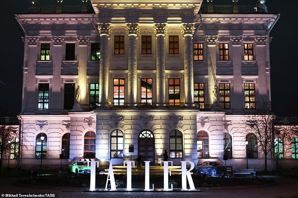 Choáng với dạ tiệc trưởng thành quy tụ toàn tiểu thư "trâm anh thế ...