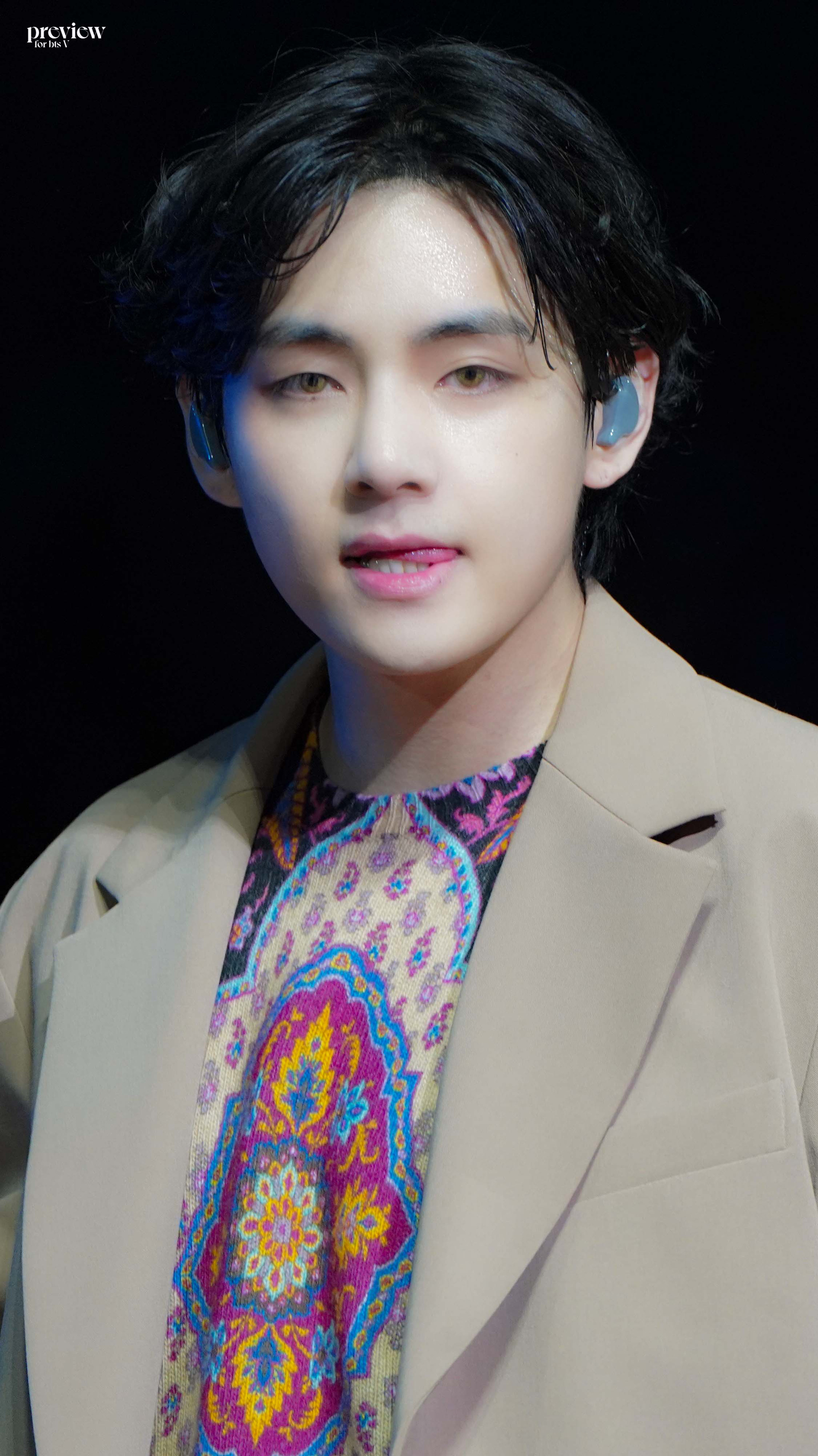 V (BTS) thân mật bên nữ dancer tại concert