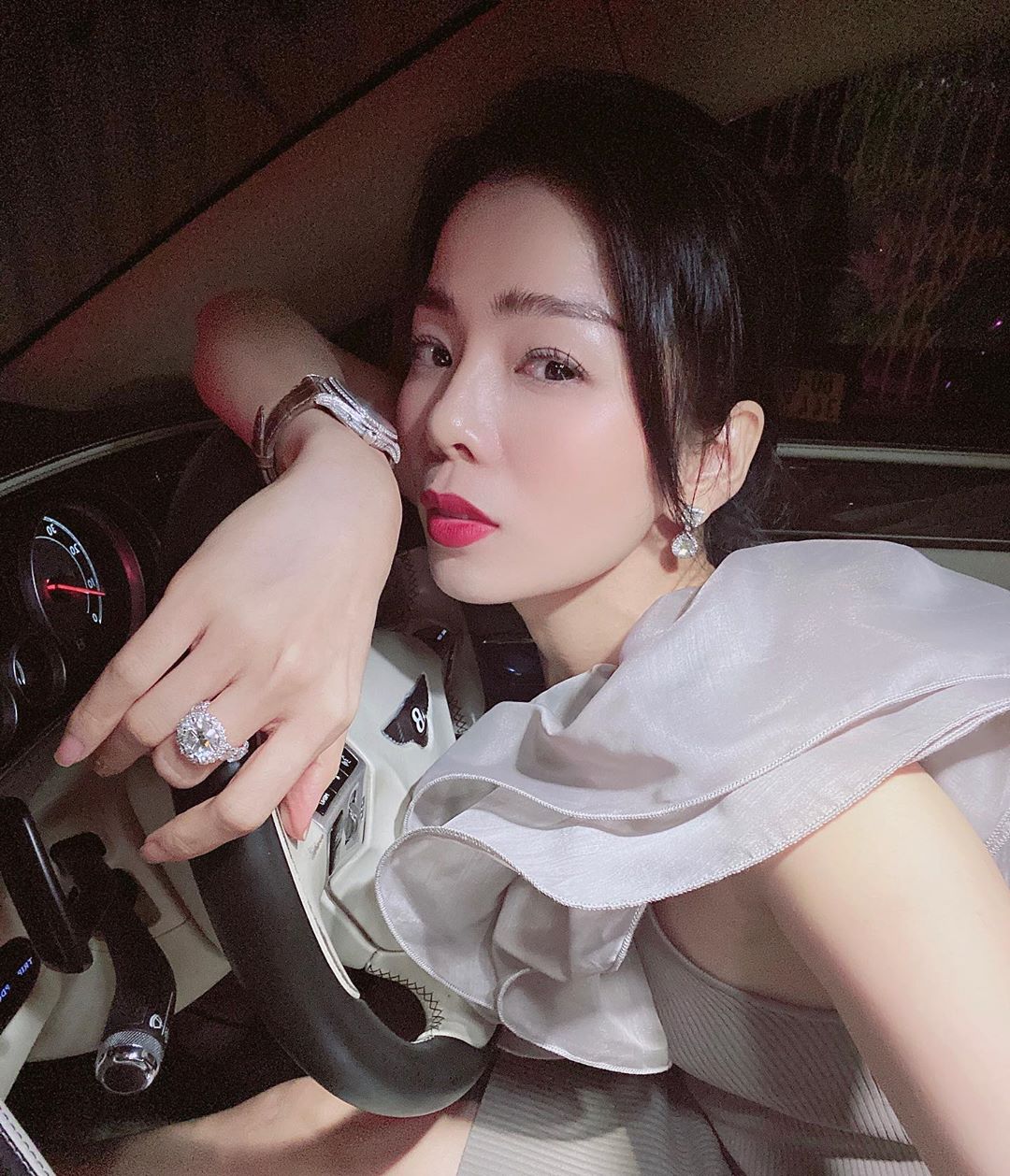 Lệ Quyên khi buồn: "Chốt đơn" ngay bộ trang sức full kim cương to vật ...