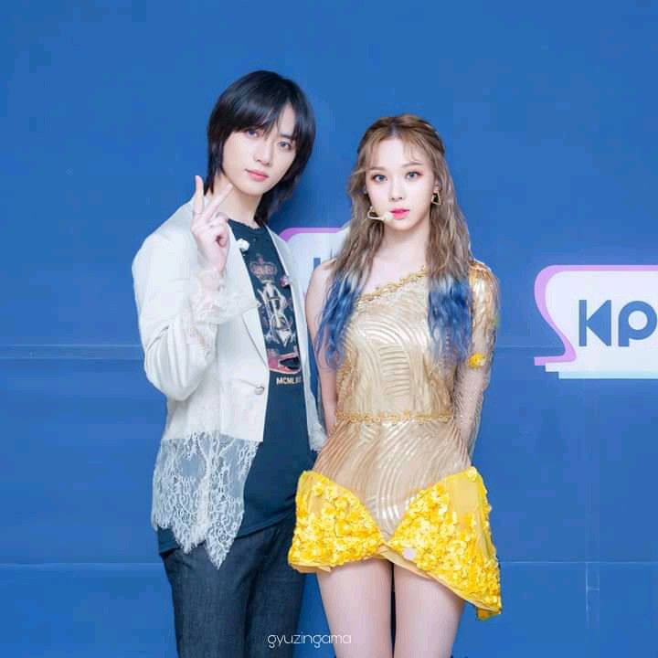 Winter (aespa) đứng cách xa nam đồng nghiệp "cả cây số" vẫn cúi chào ...