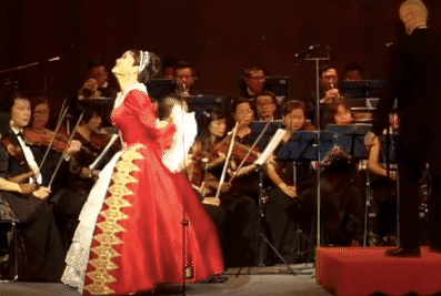 Nữ ca sĩ opera số 1 Việt Nam vừa uốn dẻo, vừa plank mà vẫn hát khoe ...