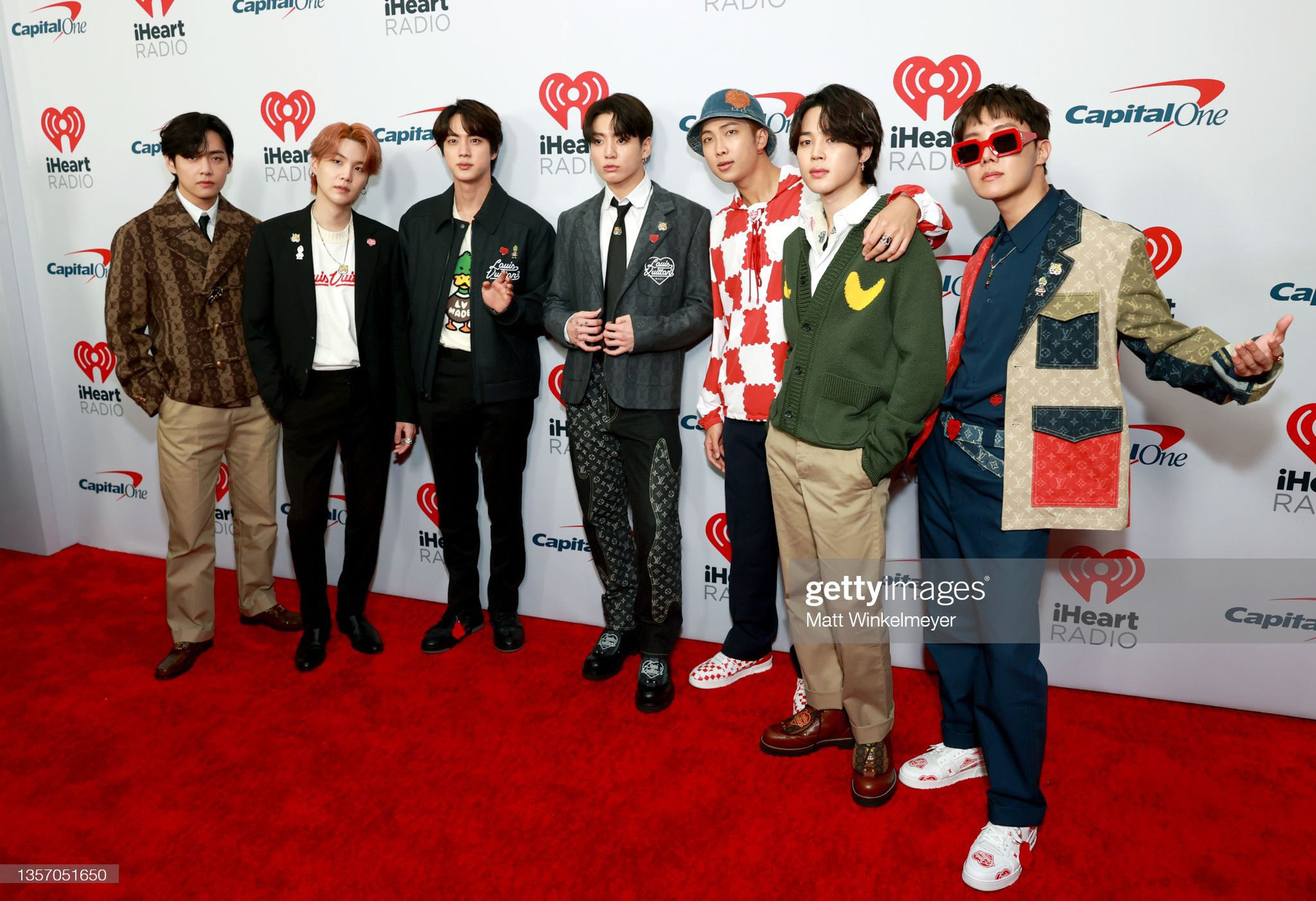 BTS đổ bộ thảm đỏ iHeartRadio Jingle Ball 2021