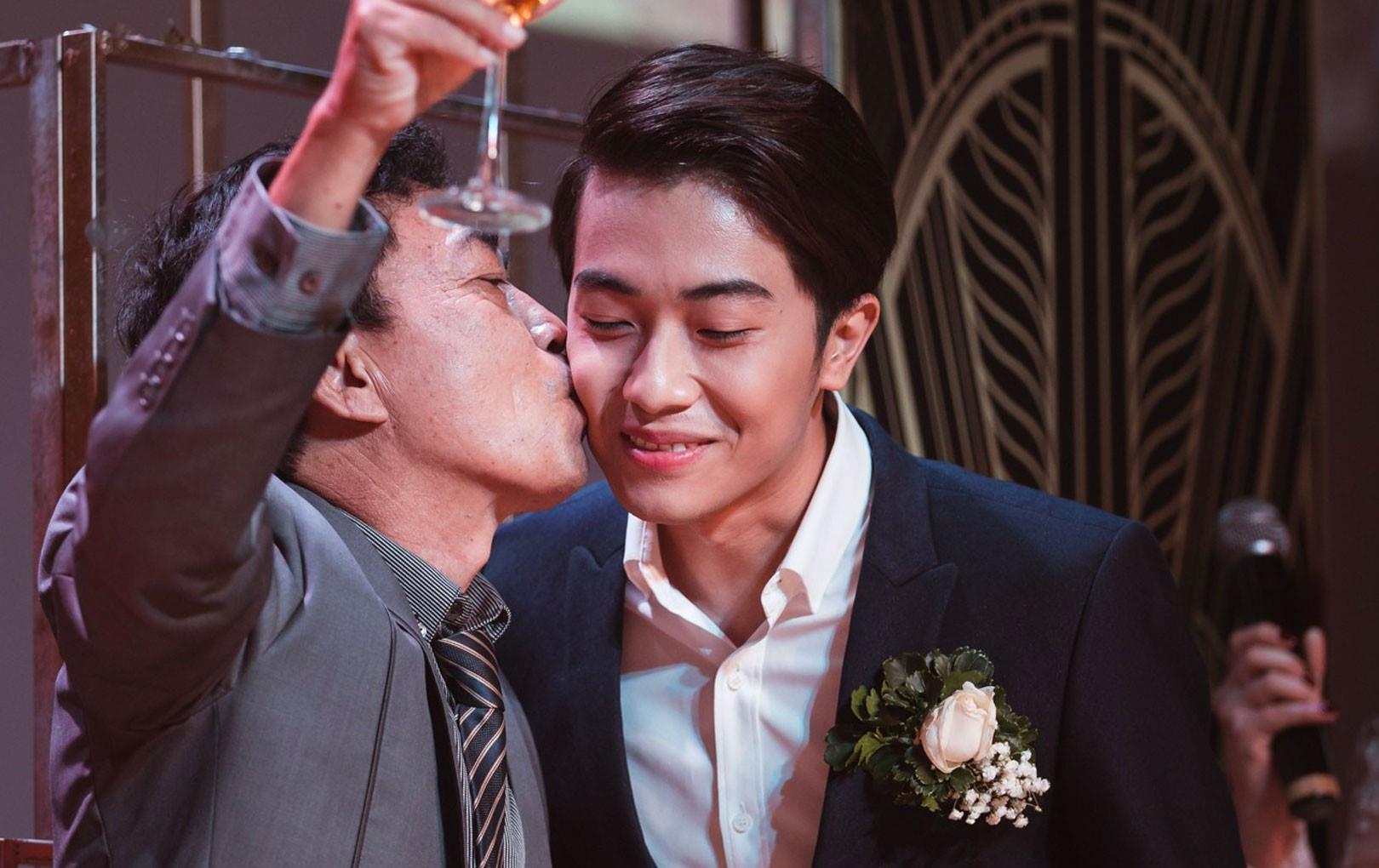 Cris Phan check-in xem Bố Già cùng "bố già", cộng đồng nức nở lời khen