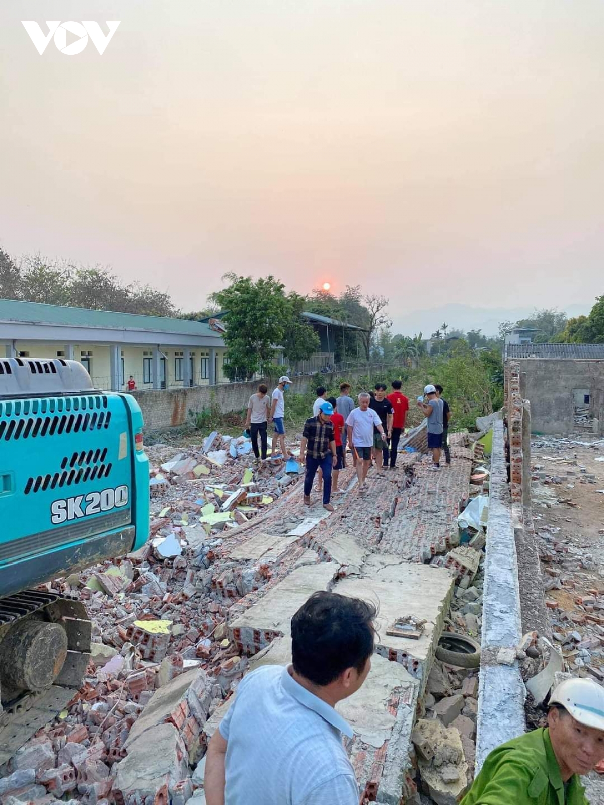 Đi nhặt phế liệu, bị tường công trường đổ đè tử vong