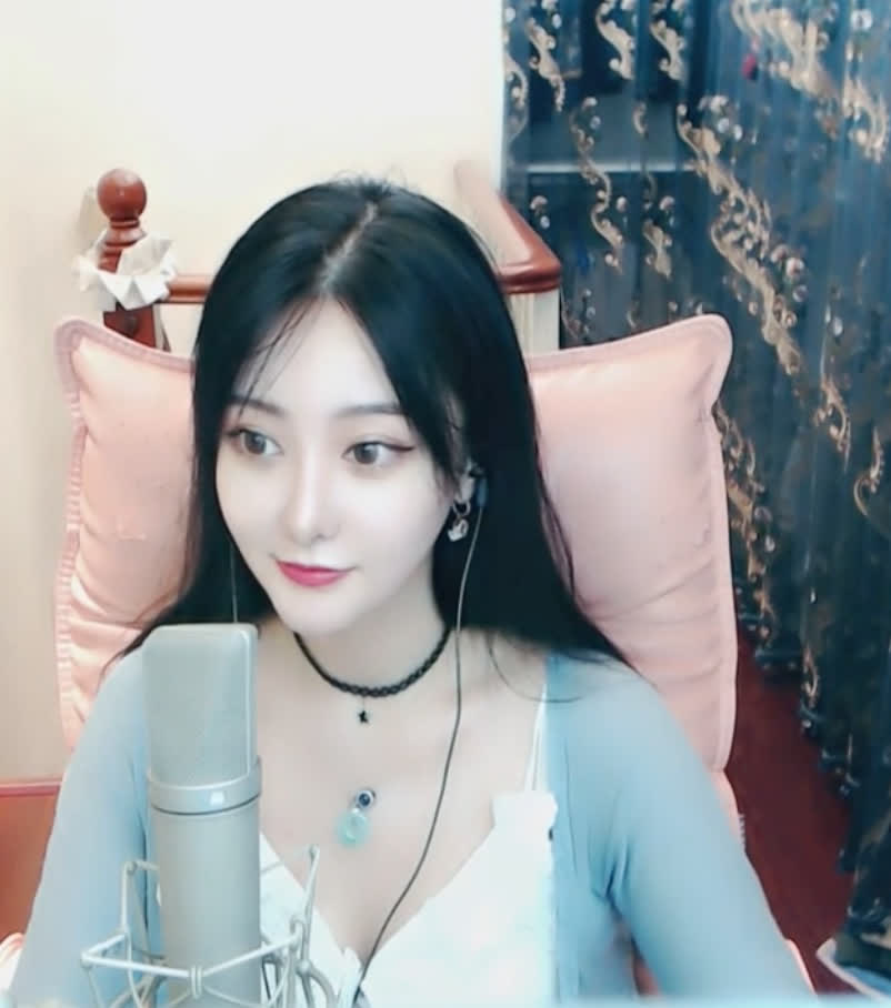 Loạt nữ streamer xứ Trung cực xinh đẹp, nổi tiếng nhưng cũng lắm thị ...
