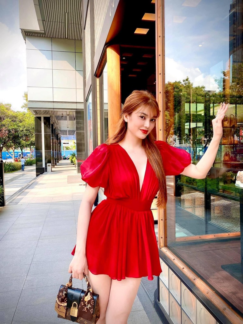 Lily Chen là ai? Mỹ nhân bị đồn yêu yêu cùng 1 tỷ phú với Ngọc Trinh