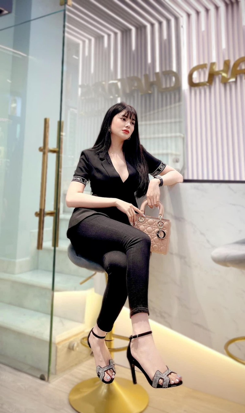 Lily Chen là ai? Mỹ nhân bị đồn yêu yêu cùng 1 tỷ phú với Ngọc Trinh