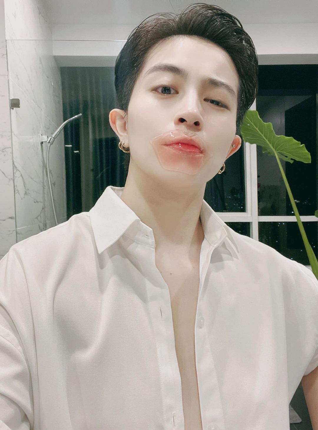 Gil Lê "chơi lớn" phanh áo khoe ngực trần, không phải Hoàng Thuỳ Linh ...