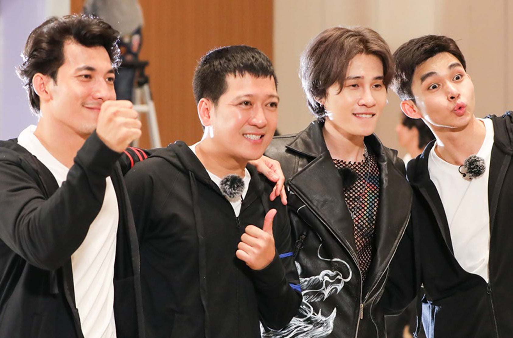 Jack mặc áo lưới xuyên thấu, tạo nét "cắn môi hờ hững" bên đàn anh ...