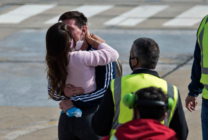Messi hôn vợ đắm đuối trong ngày trở về quê nhà Argentina sau chức vô ...