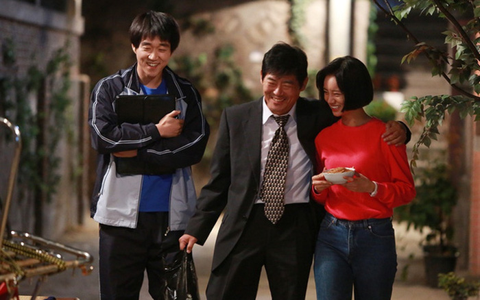 Reply 1988 lên sóng 6 năm khán giả mới nhận ra màu áo lạ lùng của bố ...