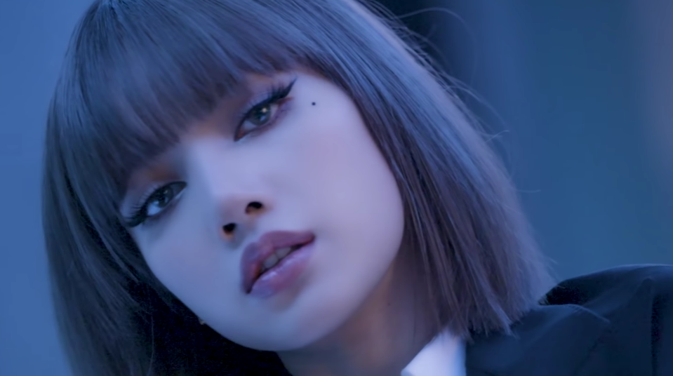 Những lần Lisa gặp "bão táp mưa sa"