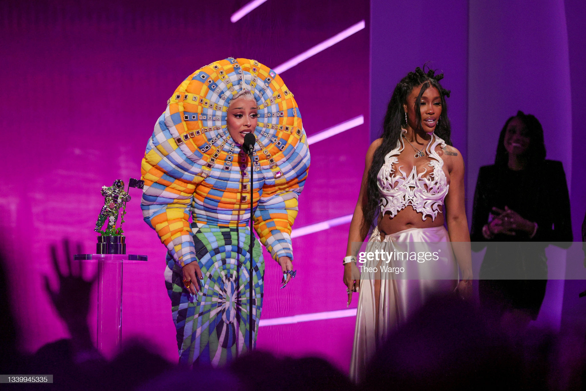 SZA và thảm đỏ VMAs 2021 là "hữu duyên vô thực", tất bật chuẩn bị nhưng ...