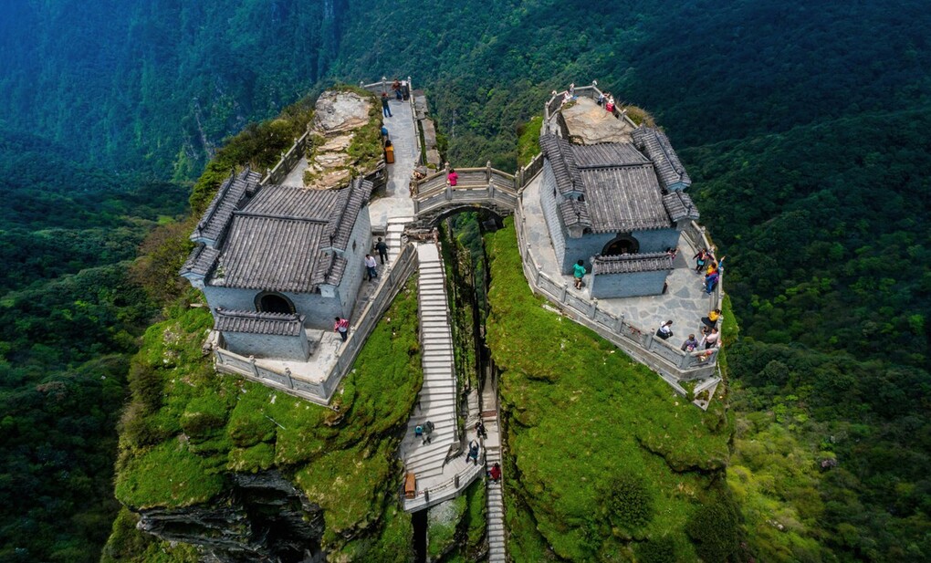 Ngôi chùa nằm trên đỉnh núi tách đôi được ví như "tiên cảnh nhân gian ...