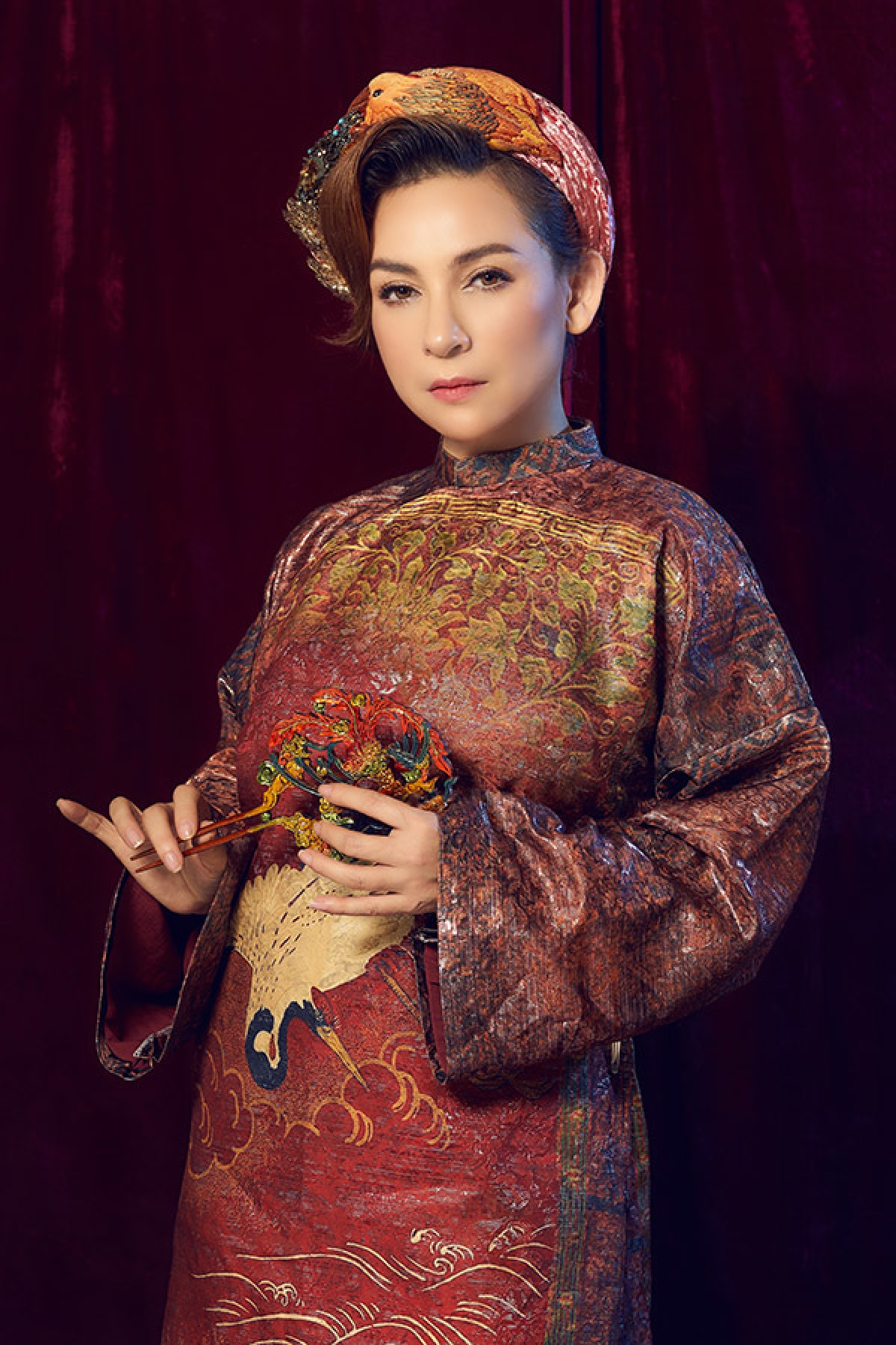 Phi Nhung bật khóc, cố gắng trình diễn sau vì mất giọng trong liveshow