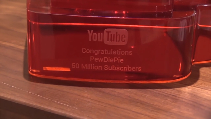 Thêm một nữ ca sĩ đình đám nhận nút Ruby Đỏ "cực hiếm" từ YouTube!