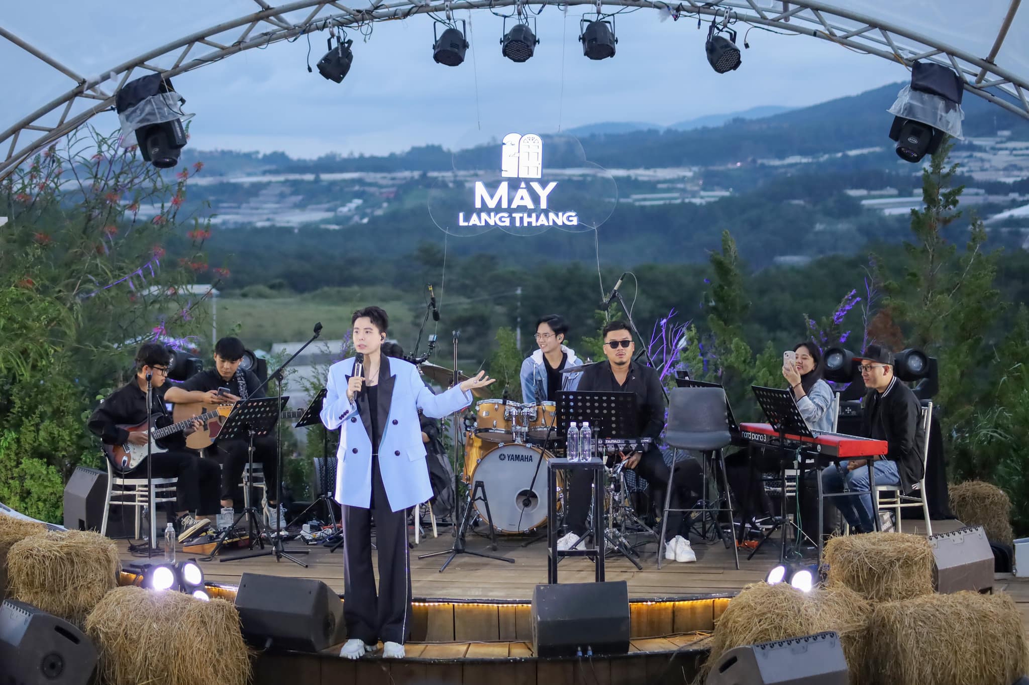 Ngồi yên nghe hát ở những đêm nhạc lãng mạn tại núi rừng, đều là những ...